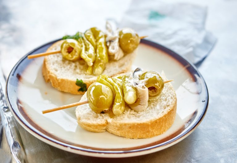 Guindilla Peppers: Piparras Pickled Spanish Peppers